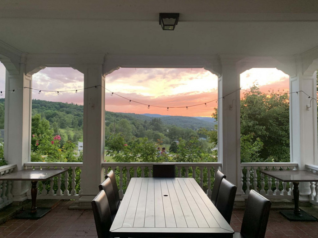 The White House Inn | - Venue Report